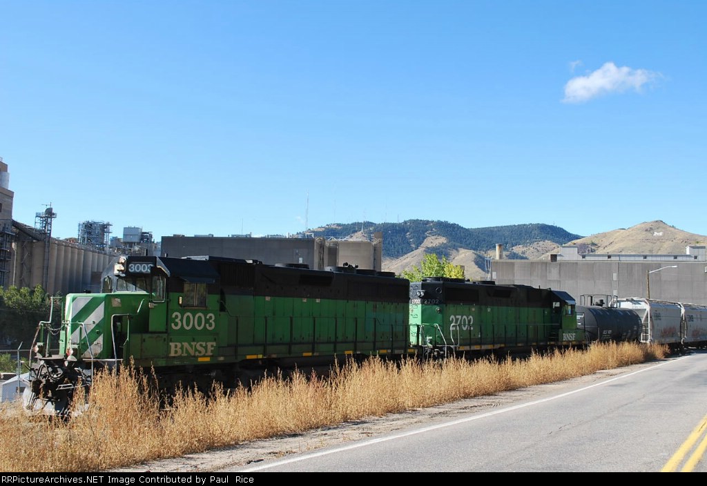 BNSF 3003 & BNSF 2702 Working The Golden Yard